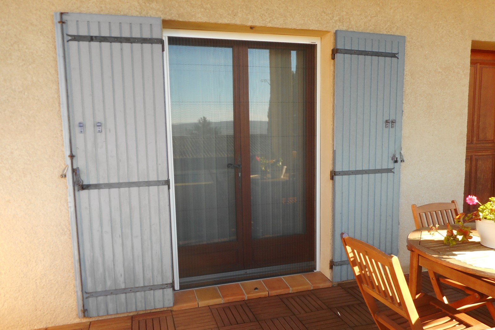 Store : Avantages et propriétés de la moustiquaire plissée | Komilfo